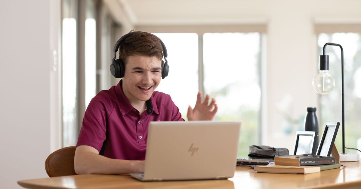 The five benefits of live class v. recorded lessons - Haileybury Pangea