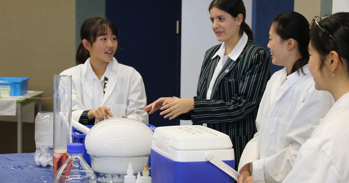 Students Perform Science Show for Year 3s | Somerset College
